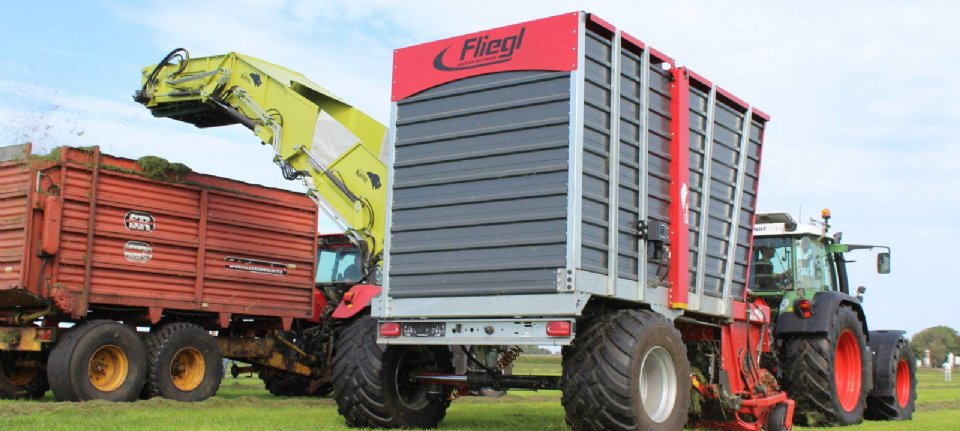 Oprapen en overladen met Fliegl Büffel - Nieuwe Oogst