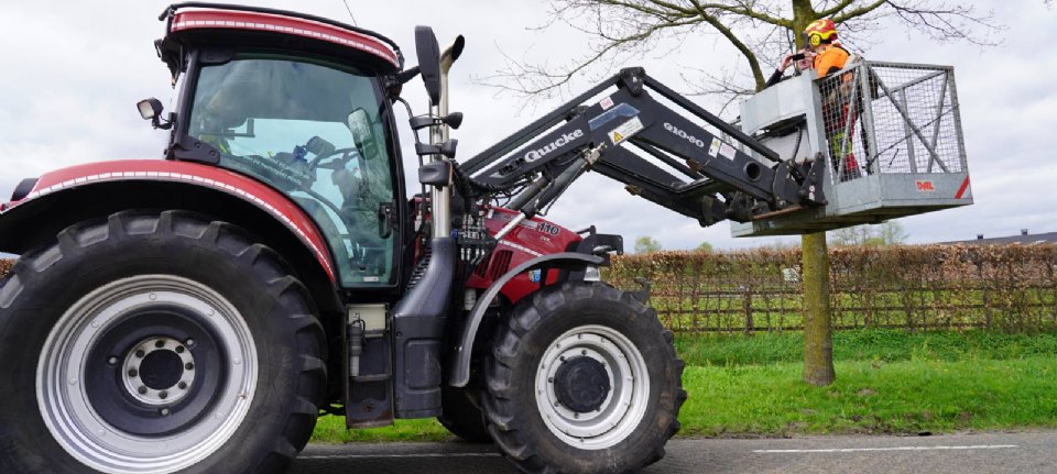 Trekker besturen vanuit manbak: één persoon kan de hoogwerkklus klaren ...