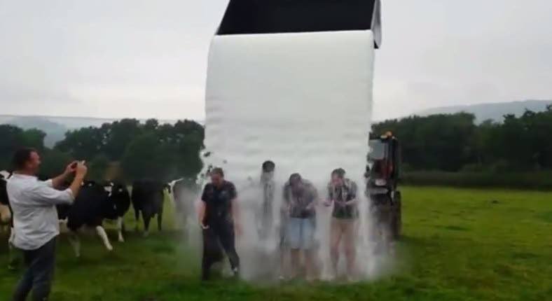 Britten starten 'milk bucket challenge' (video) - Nieuwe Oogst